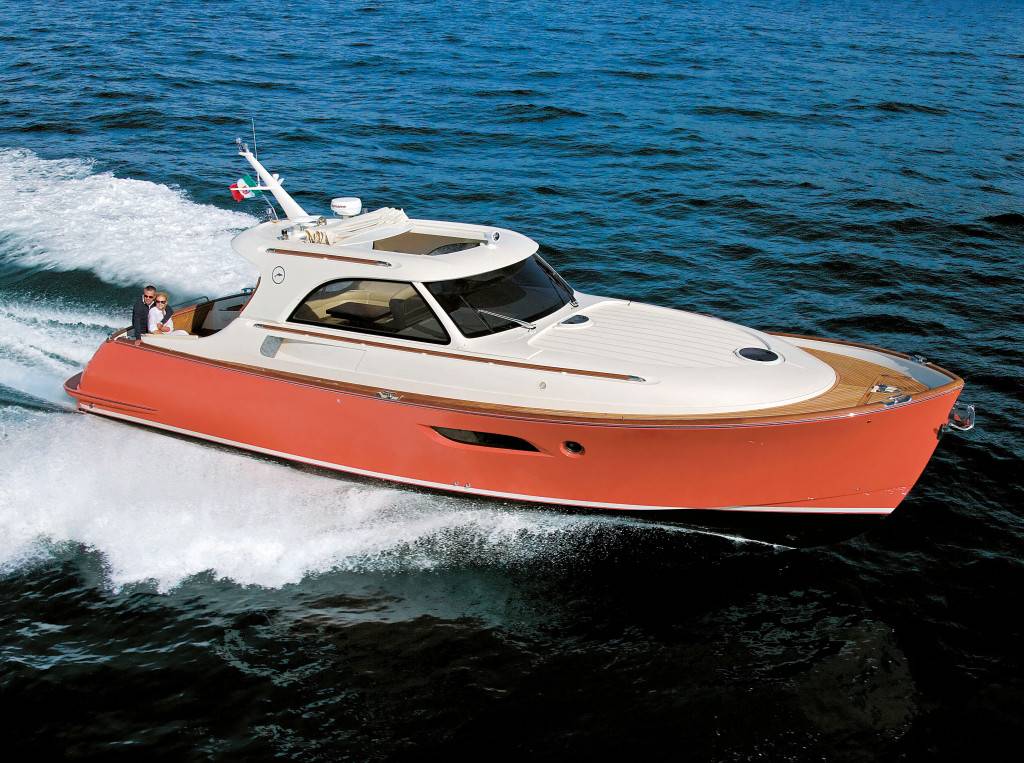 Ferretti Group Releases 2013 Mochi 54