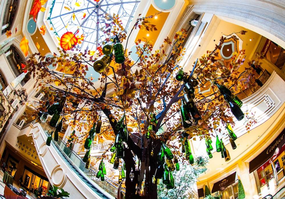 Photos: The Palazzo Sports a Fall Holiday Display in the Waterfall ...
