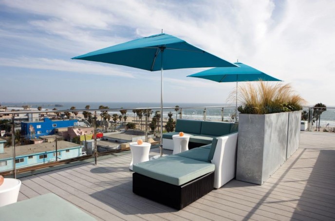 neighborhood guide to the best beach bars in los angeles